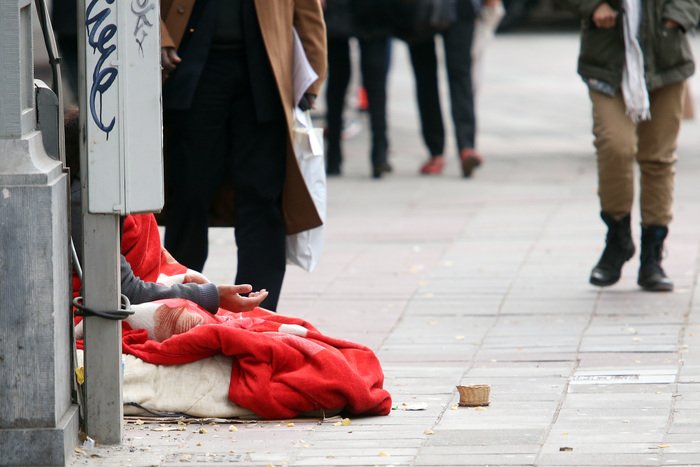 La magia del Natale non si sente e il comune ingaggia 500 finti barboni ...